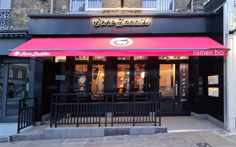 Restaurant Awnings – Sun & Rain Protection, Capacity & Branding